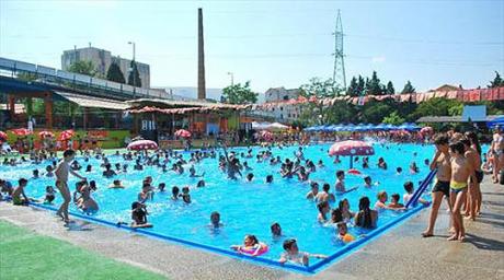 Крвава групна тепачка помеѓу скопјани и велешани на базен | Сител ...